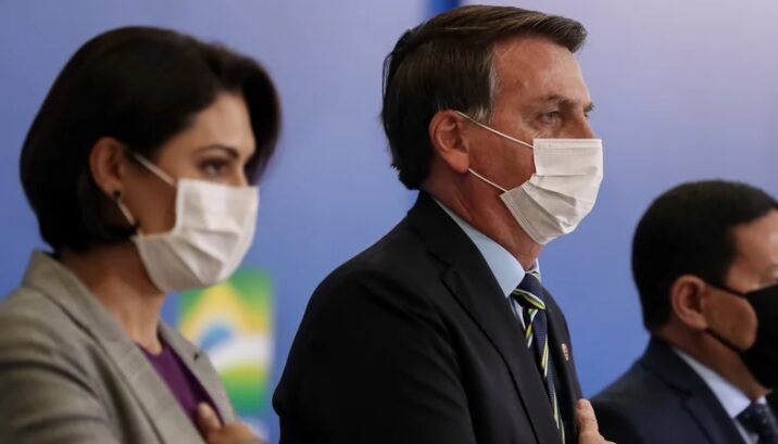 Bolsonaro entre Michelle e Guedes - Direto ao Ponto