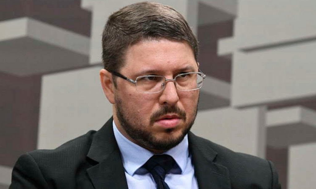 Carlos Almeida assume o governo interinamente, frauda documento e tenta ...