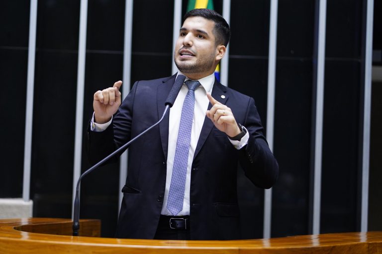 André Fernandes consegue assinaturas necessárias para abrir CPMI do 8 ...
